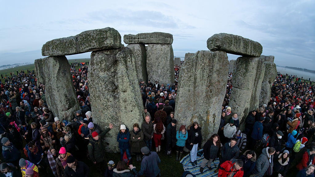 Thousands gather for winter solstice celebrations at Stonehenge - CBS News