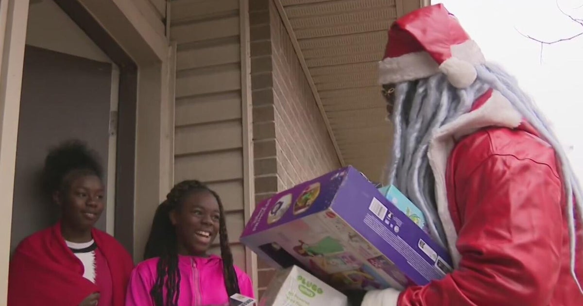 Detroit families receive gifts at surprise holiday parade - CBS Detroit