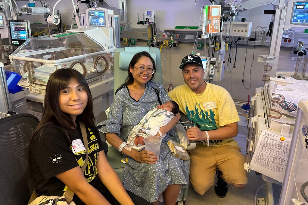 Baby defies all odds after growing outside his mom's womb - CBS News