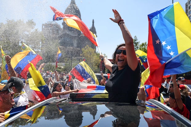 Venezuelans around the world react to Maduro's capture. See photos ...
