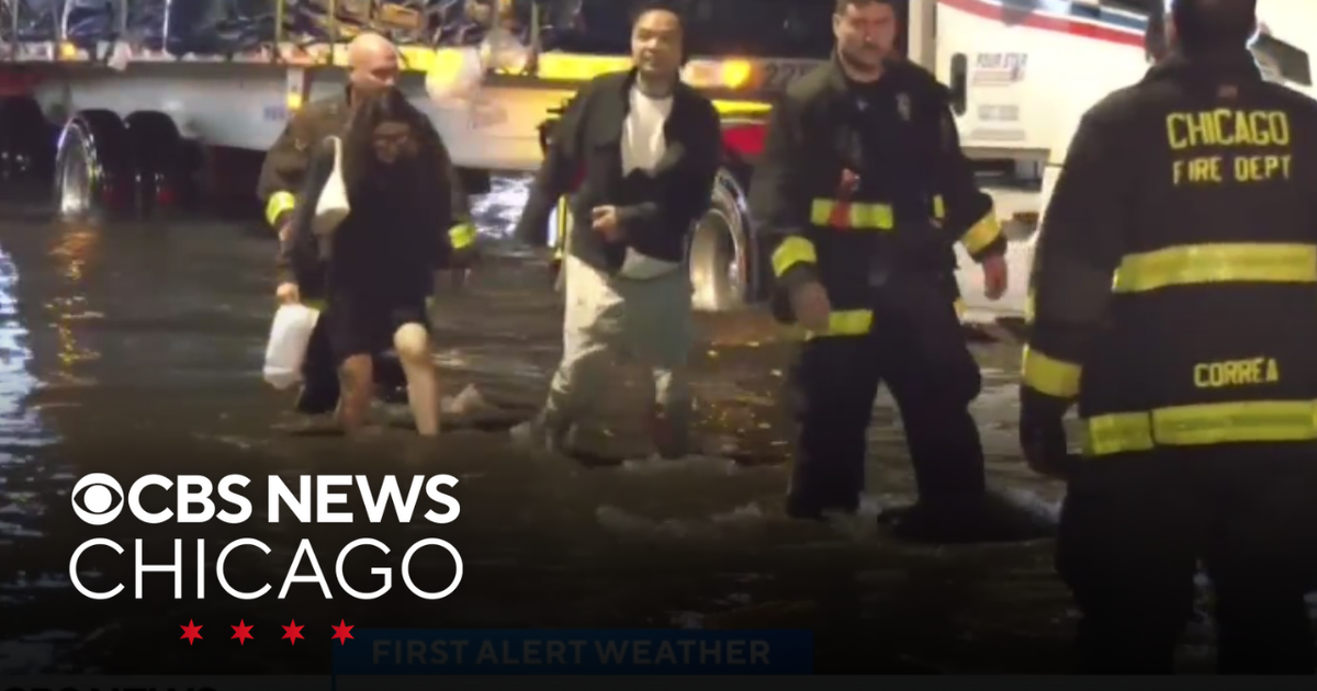 Flooding leaves drivers stranded after heavy rainfall in Chicago - CBS ...