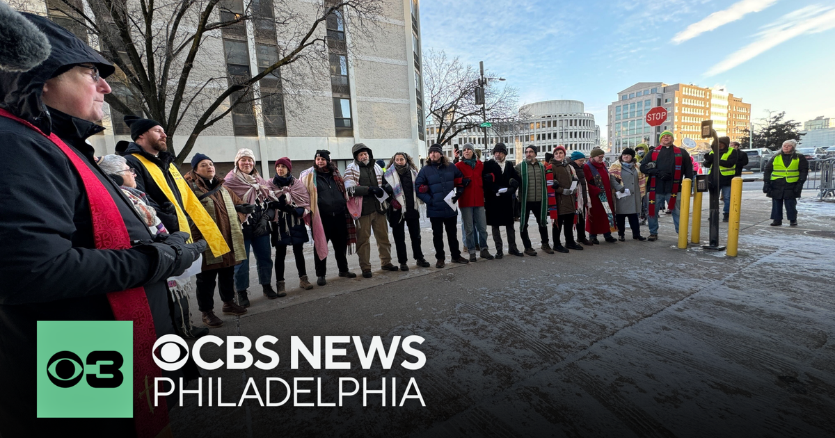 Protesters attempt to block ICE vehicles from leaving Philadelphia ...