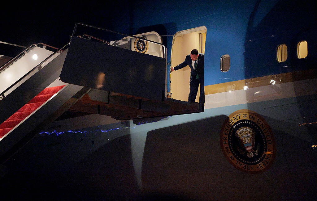 Air Force One carrying Trump to Davos turns around after "minor ...