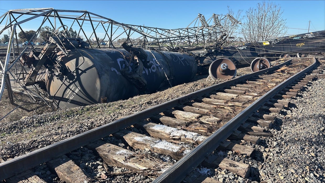 Large Stockton power outage was caused by train derailment, PG&E says ...