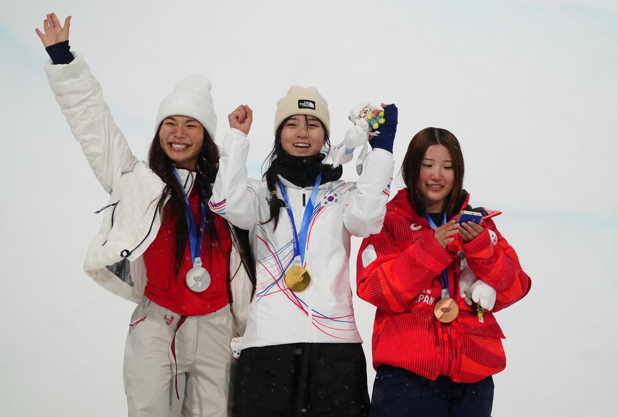 American snowboarder Chloe Kim takes silver in women's halfpipe, falls ...