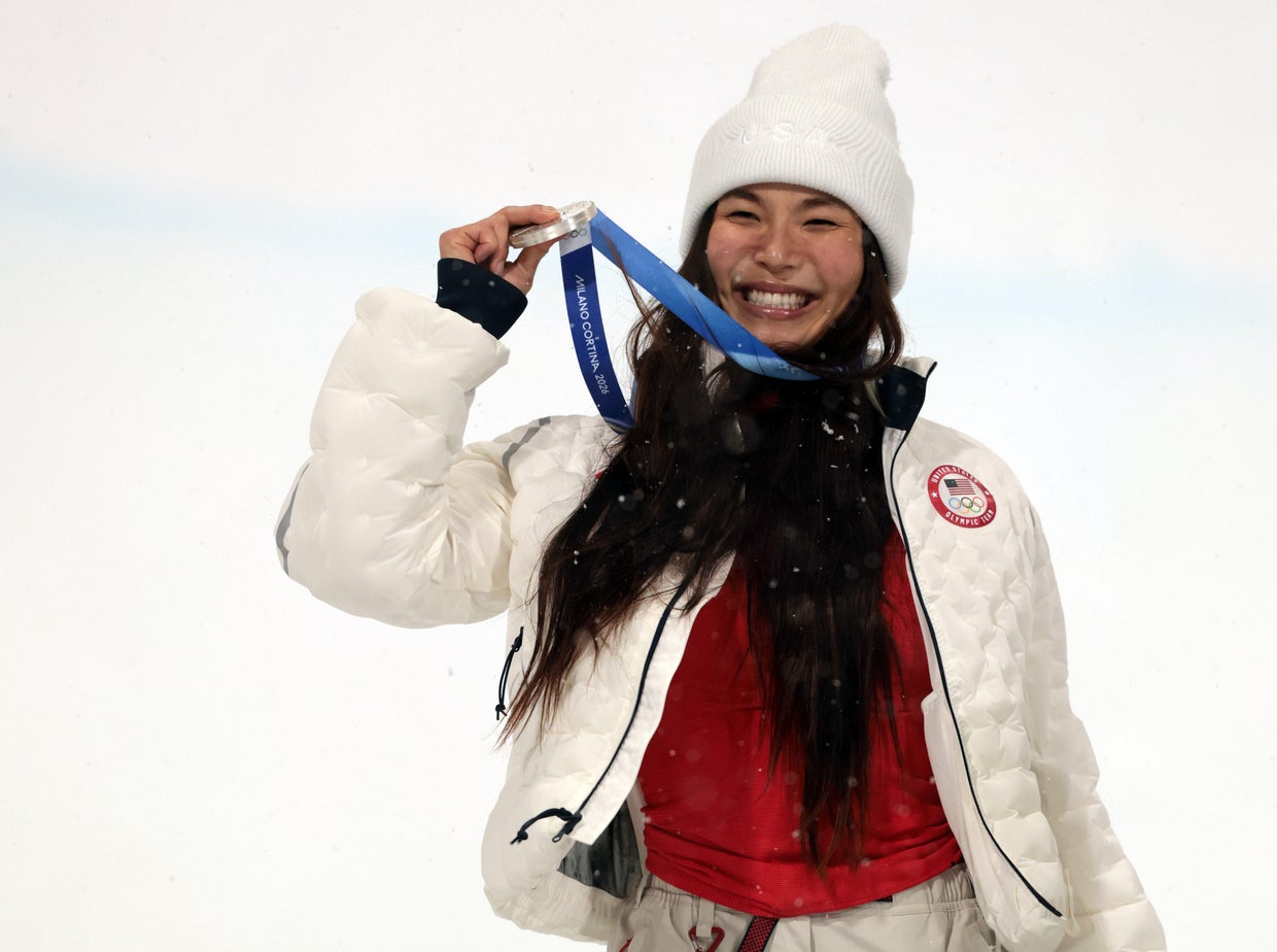 American snowboarder Chloe Kim takes silver in women's halfpipe, falls ...
