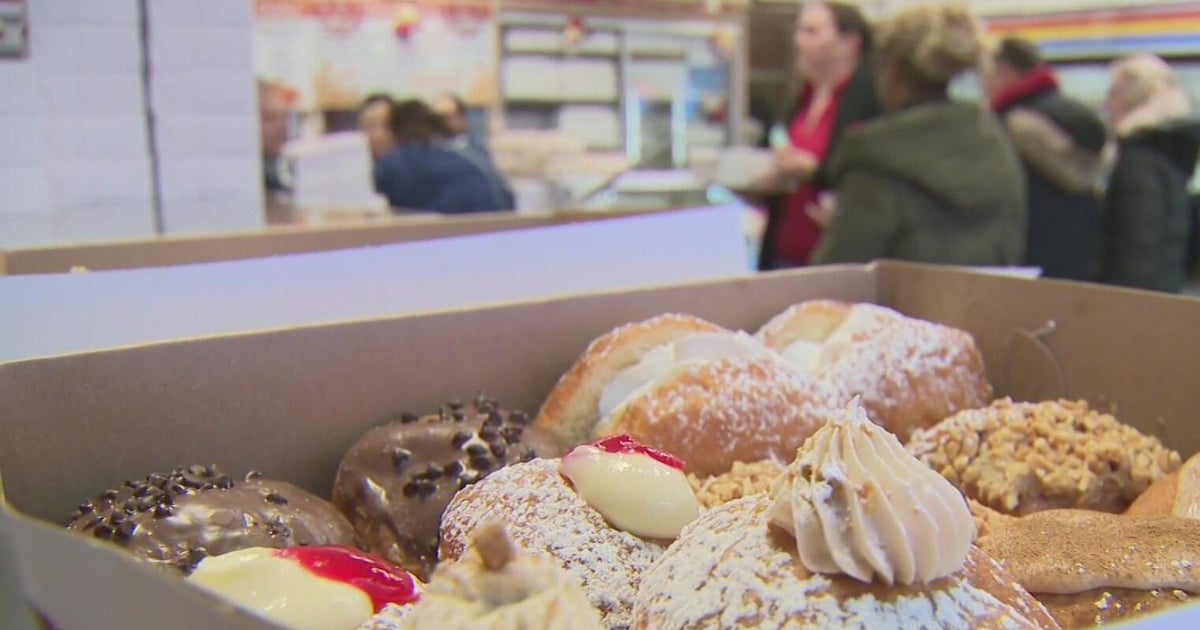 Metro Detroiters flock to century-old bakery for paczkis - CBS Detroit