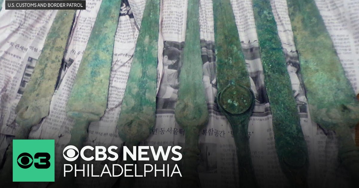 Former FBI agent analyzes Bronze Age swords, arrowheads siezed in ...