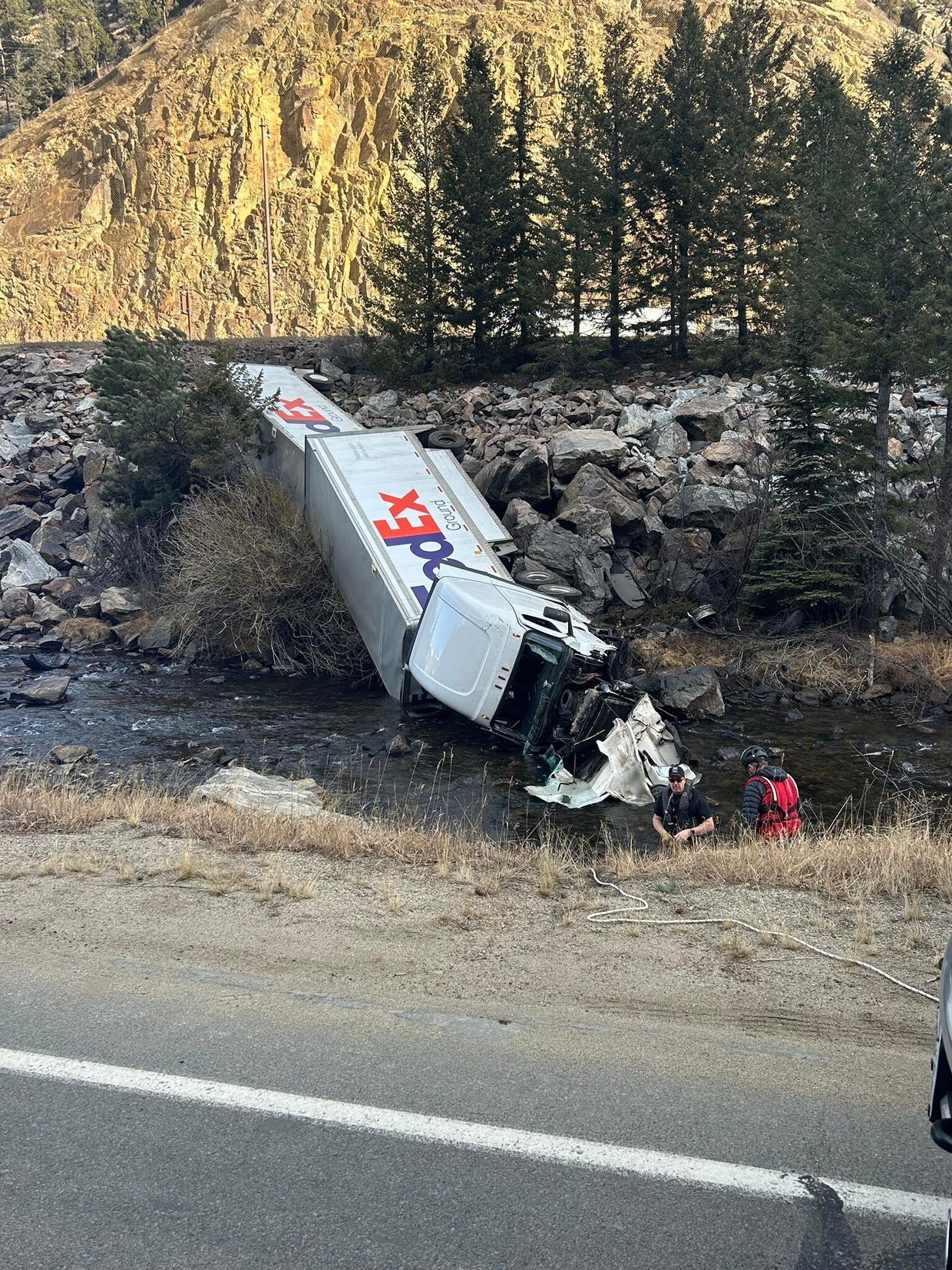 FedEx semi truck goes off Colorado's I-70, driver and passenger injured ...
