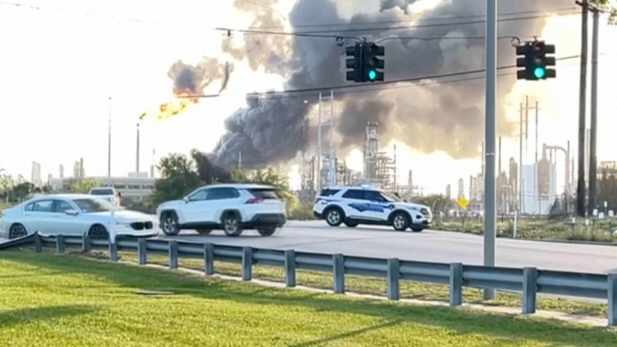 Large blast at Valero oil refinery in Texas sends smoke, flames into ...