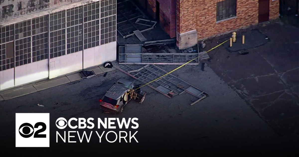 1 dead after car crashed into Brooklyn building, NYPD says - CBS New York