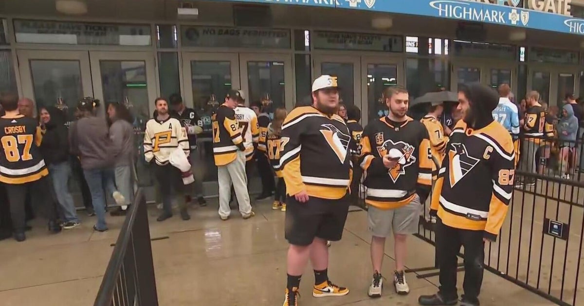 Penguins fans wait outside arena ahead of playoff game against Flyers ...
