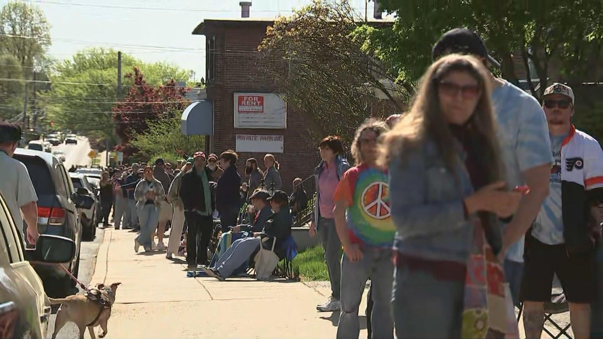 Record Store Day shoppers camp out overnight for a piece of radio ...
