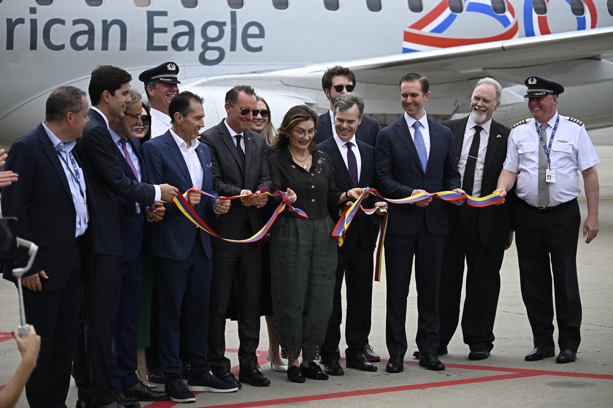 Trump admin. officials fly on first direct commercial flight between U ...