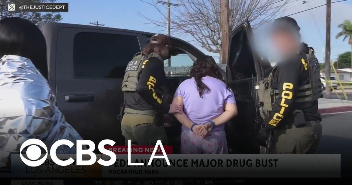 Federal agents conduct drug raid in MacArthur Park - CBS Los Angeles