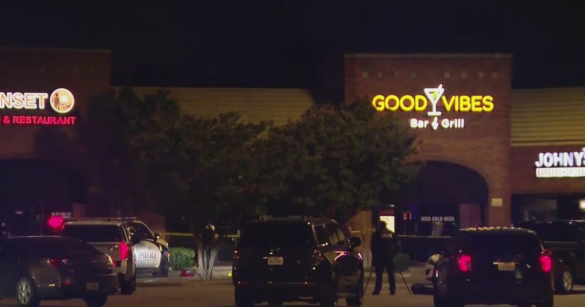 Suspect shot, killed by officers after injuring 4 people in knife ...