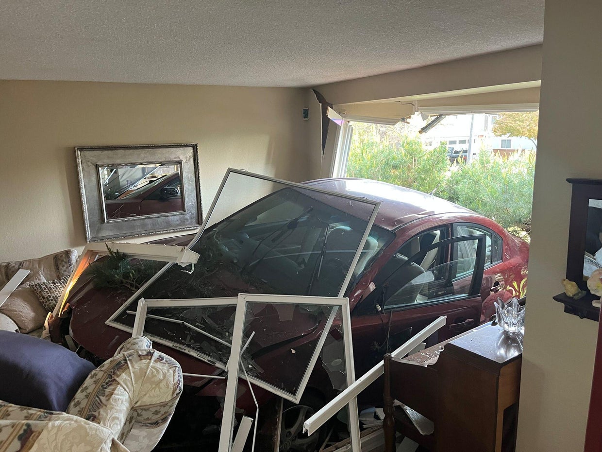 Delivery driver crashes into home in Highlands Ranch, facing DUI ...