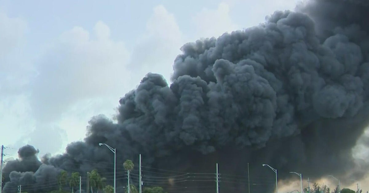 Massive Opa-locka junkyard fire forces more than 100 from their homes ...
