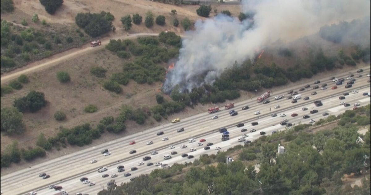 Brush fire causes partial closures along southbound 405 Freeway - CBS ...