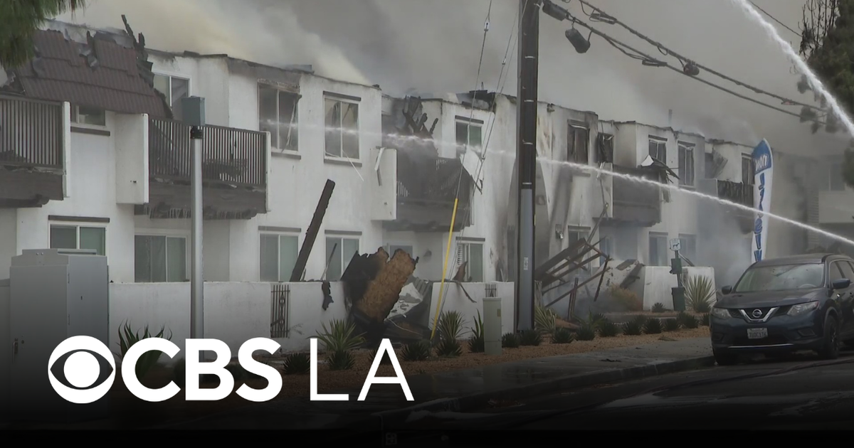 Fire burns through apartment complex near UC Riverside - CBS Los Angeles