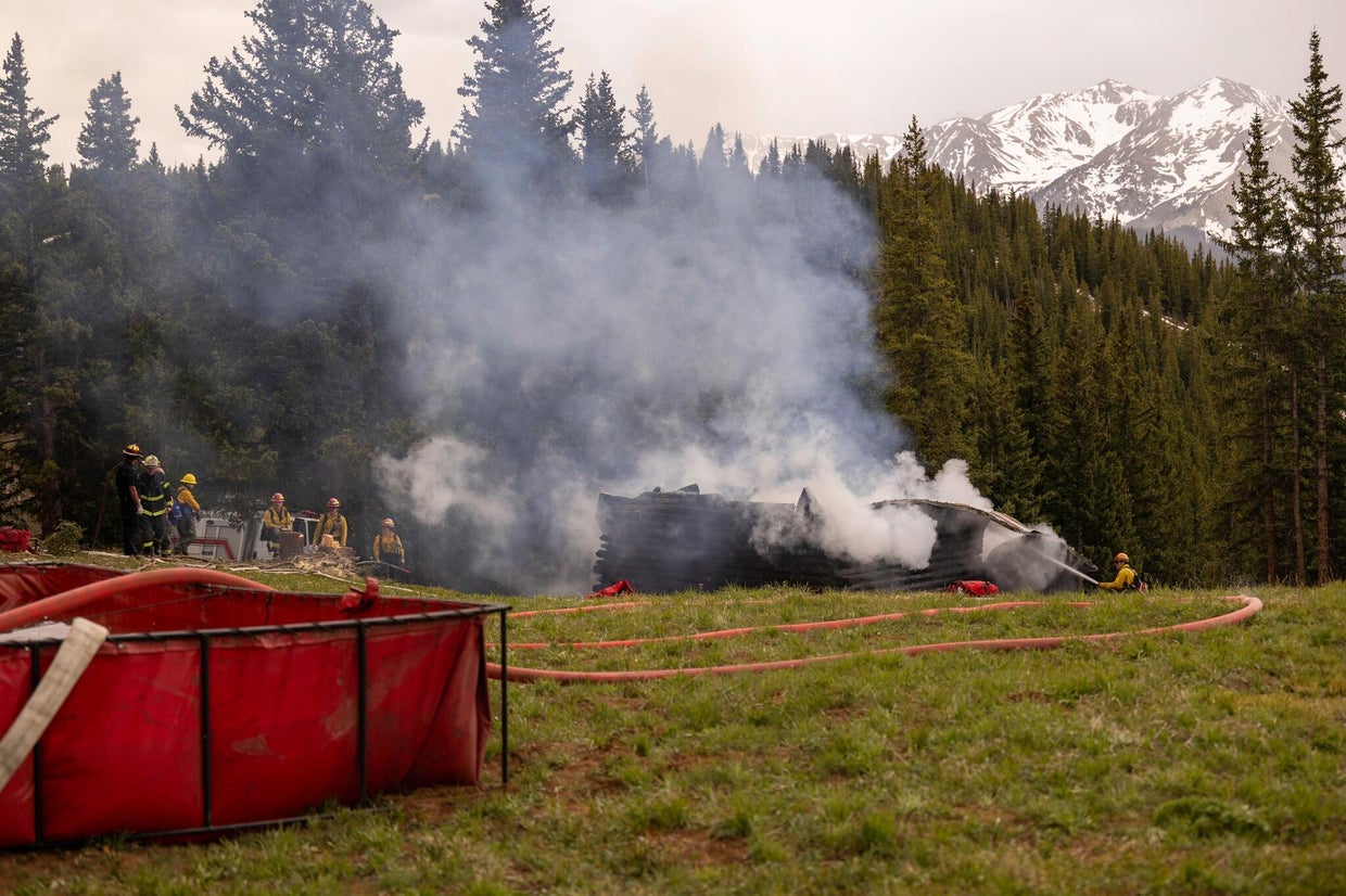 Fire destroys log cabin in Colorado mountains - CBS Colorado