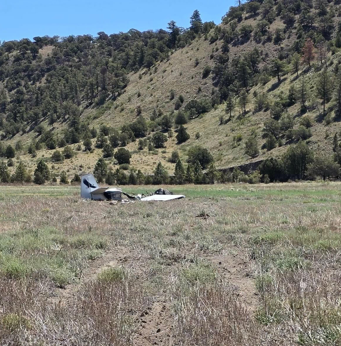 Small plane crash causes grass fire in Colorado, 1 hurt - CBS Colorado