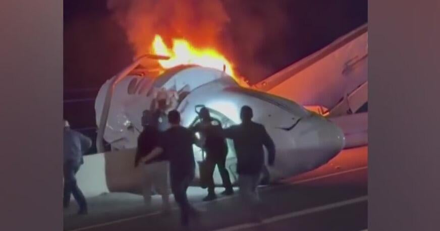 Fiery plane crash on South Texas highway - CBS Texas